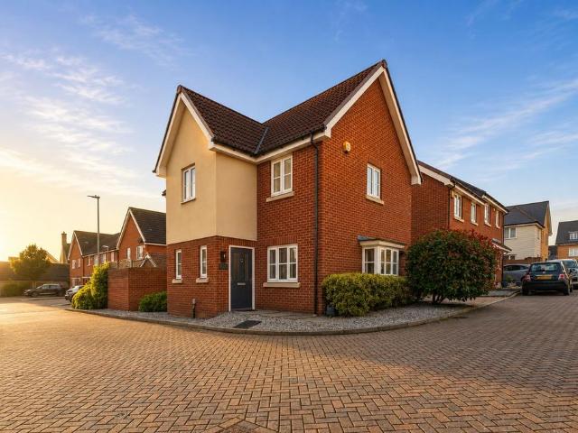 3 bedroom link detached house for sale