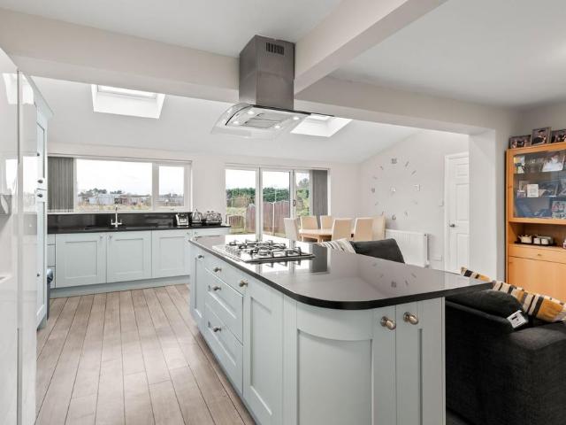 3 bedroom link detached house for sale