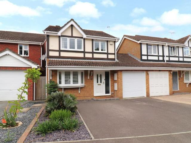 3 bedroom link detached house for sale