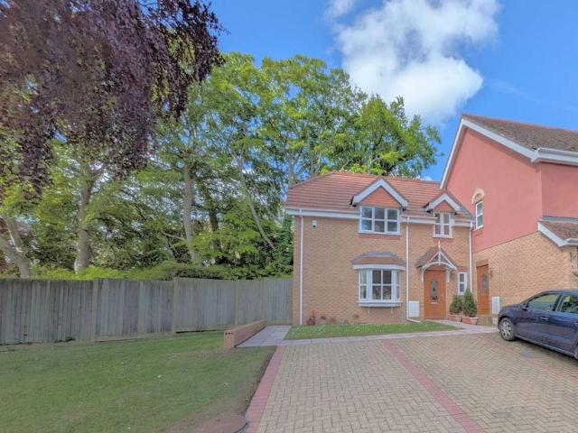 3 bedroom link detached house for sale