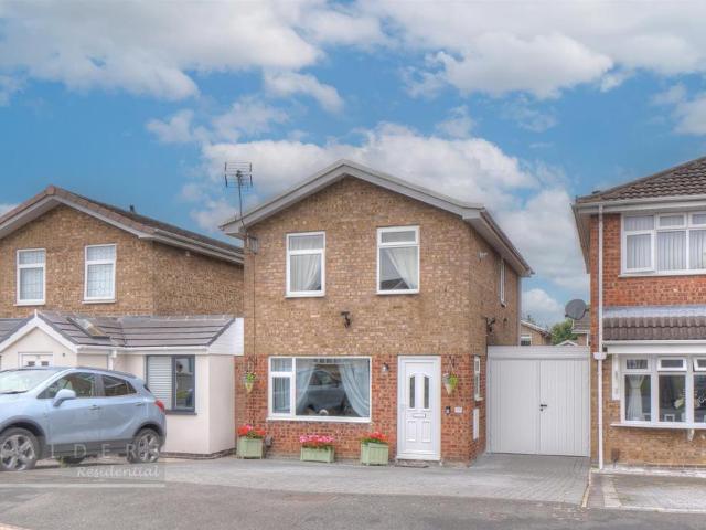 3 bedroom link detached house for sale