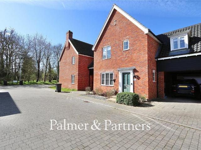3 bedroom link detached house for sale