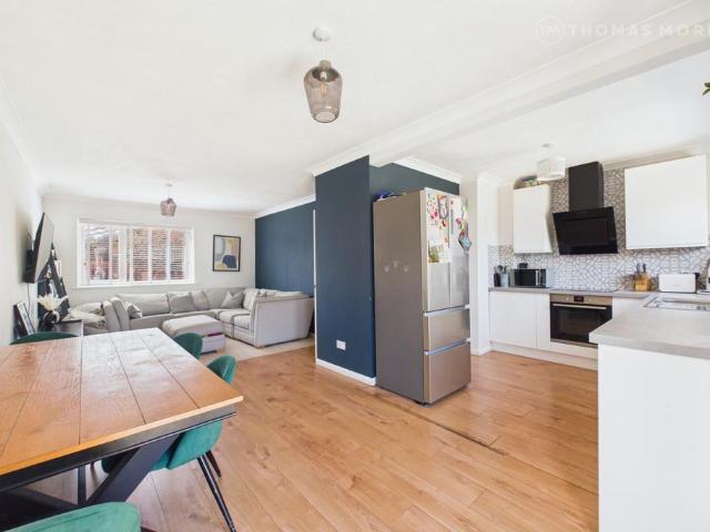 3 bedroom link detached house for sale