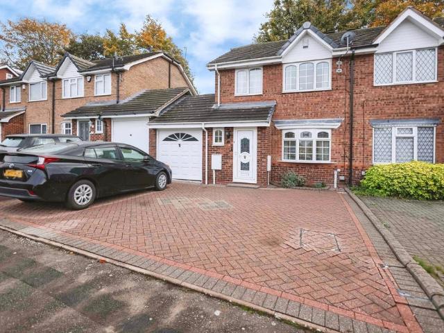 3 bedroom link detached house for sale