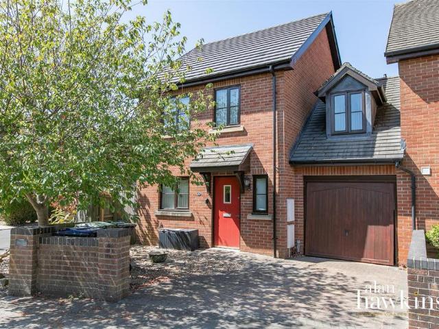 3 bedroom link detached house for sale
