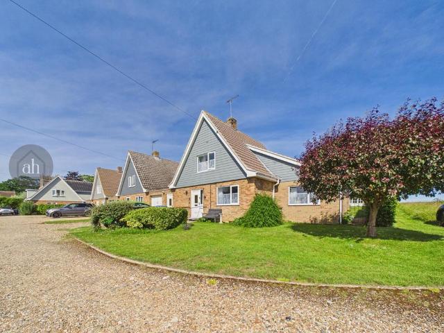 3 bedroom link detached house for sale