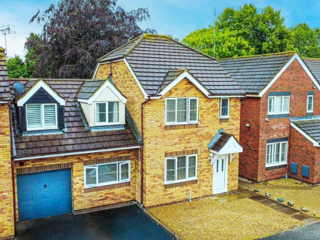 3 bedroom link detached house for sale