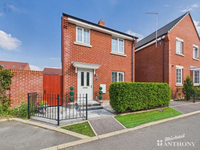 3 bedroom link detached house for sale