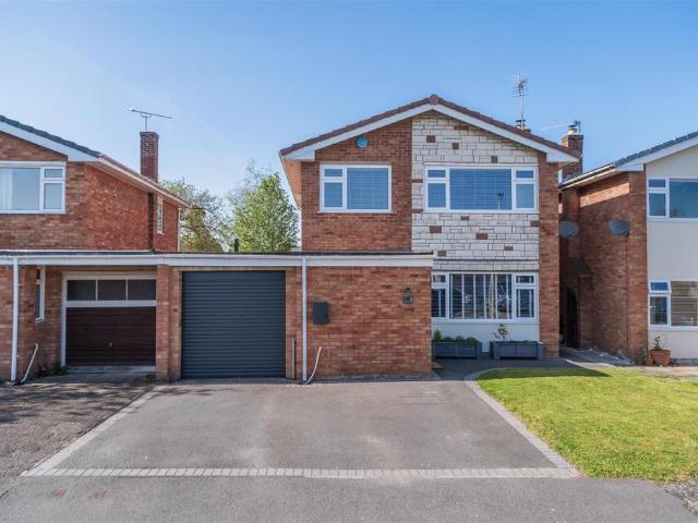 3 bedroom link detached house for sale