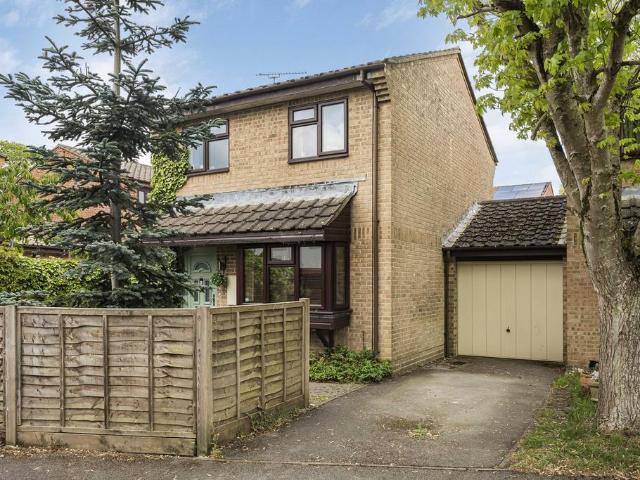 3 bedroom link detached house for sale