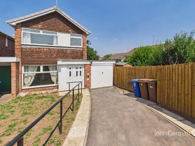 3 bedroom link detached house for sale