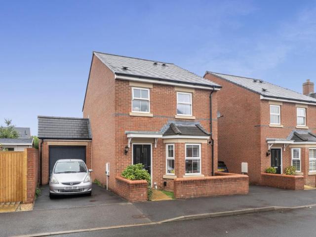 3 bedroom link detached house for sale
