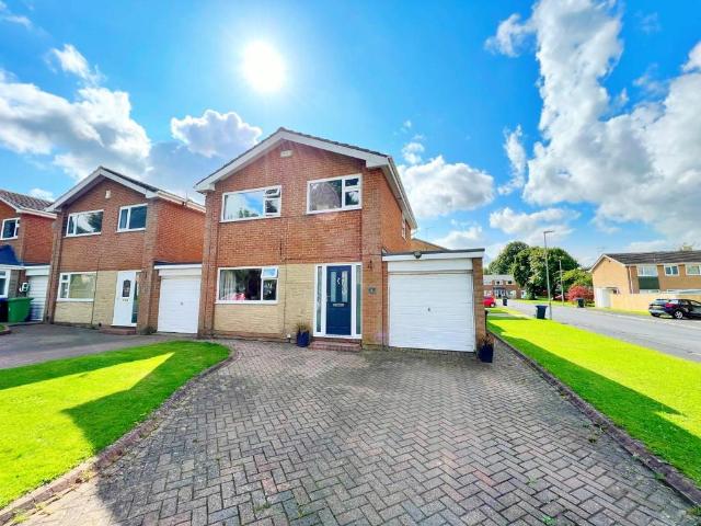 3 bedroom link detached house for sale