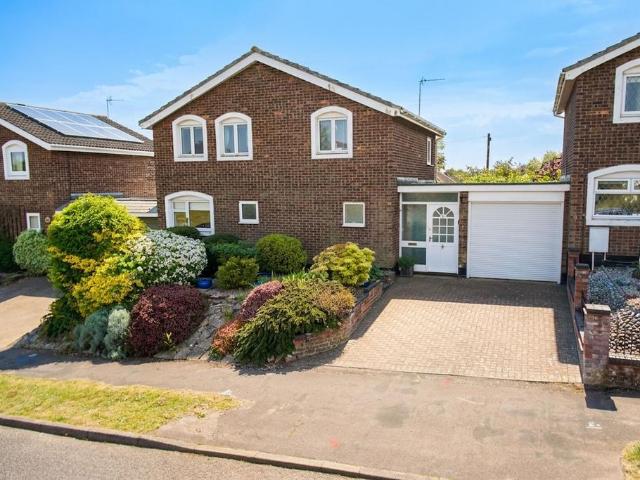 3 bedroom link detached house for sale