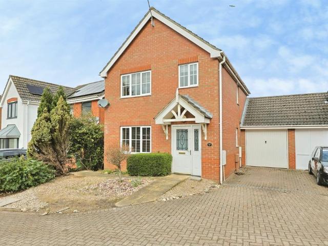 3 bedroom link detached house for sale