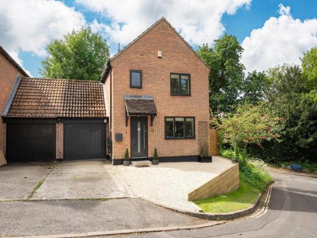 3 bedroom link detached house for sale