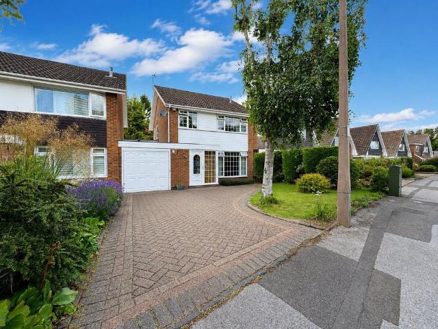 3 bedroom link detached house for sale