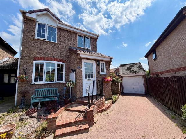 3 bedroom link detached house for sale