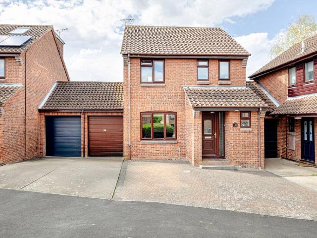 3 bedroom link detached house for sale