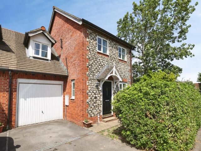 3 bedroom link detached house for sale