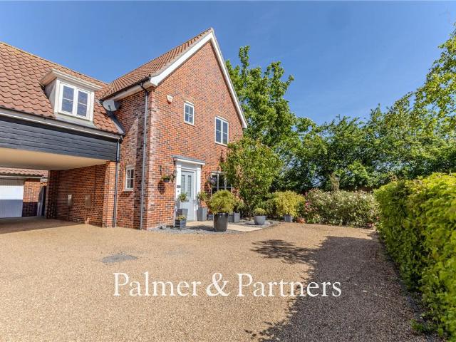 3 bedroom link detached house for sale