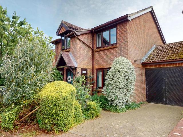 3 bedroom link detached house for sale