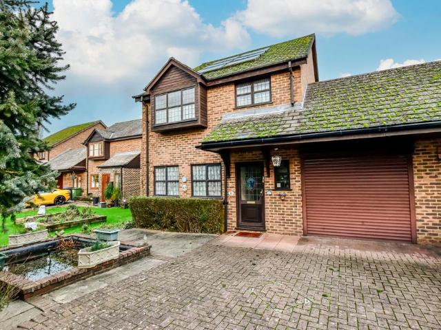 3 bedroom link detached house for sale
