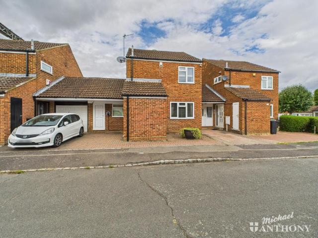 3 bedroom link detached house for sale