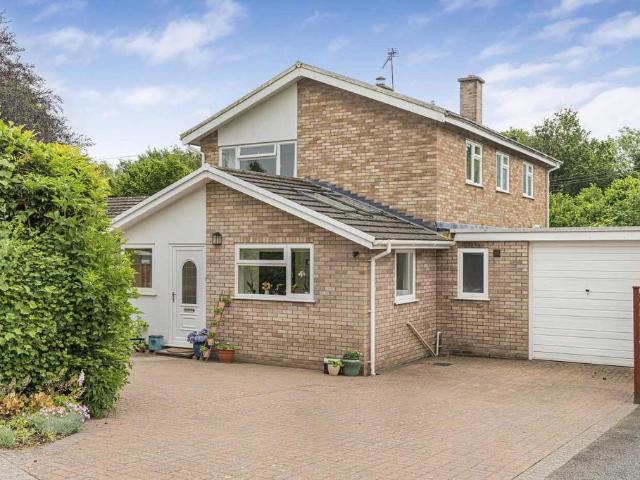 3 bedroom link detached house for sale