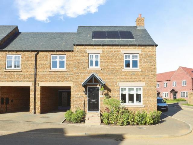 3 bedroom link detached house for sale