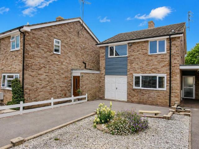 3 bedroom link detached house for sale