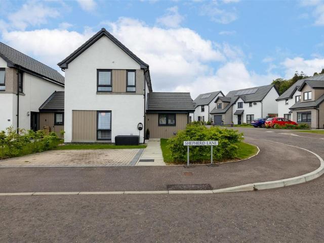 3 bedroom link detached house for sale