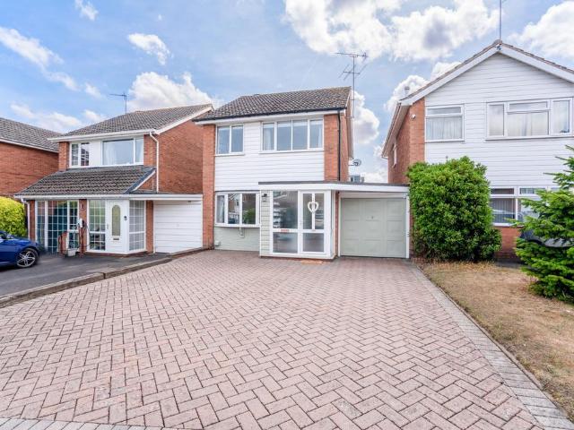 3 bedroom link detached house for sale