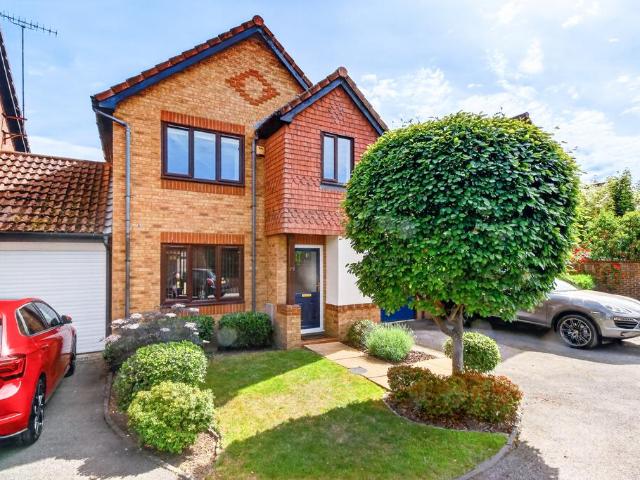 3 bedroom link detached house for sale