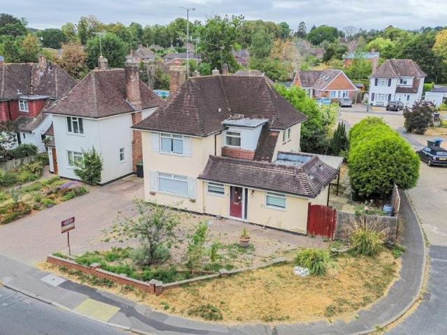 3 bedroom link detached house for sale