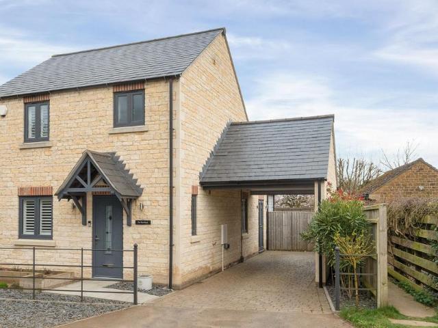 3 bedroom link detached house for sale
