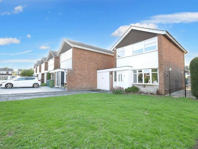 3 bedroom link detached house for sale