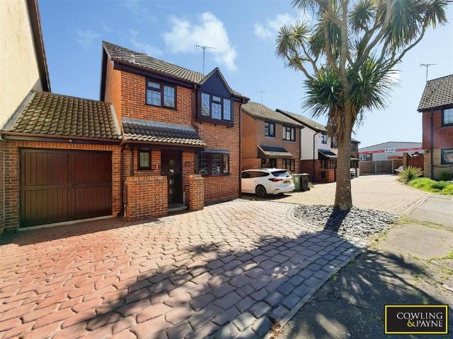 3 bedroom link detached house for sale
