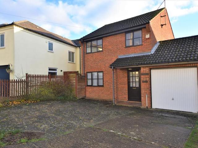 3 bedroom link detached house for sale