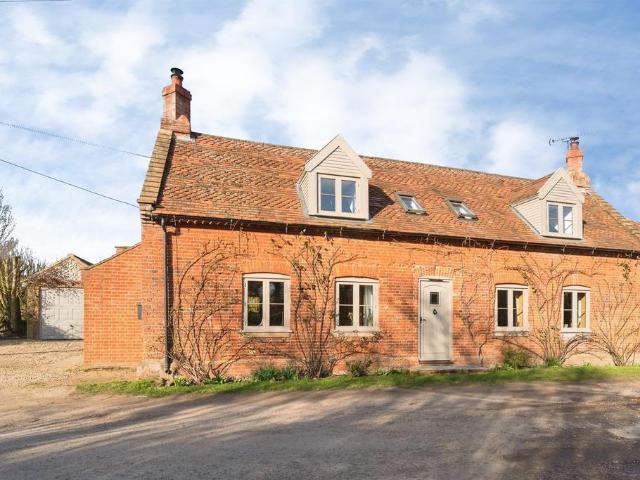 3 bedroom link detached house for sale