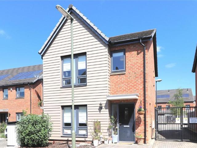 3 bedroom link detached house for sale