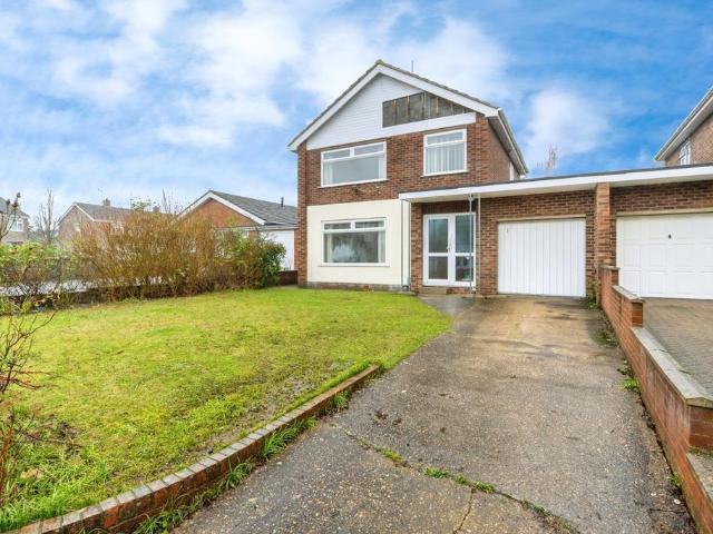 3 bedroom link detached house for sale