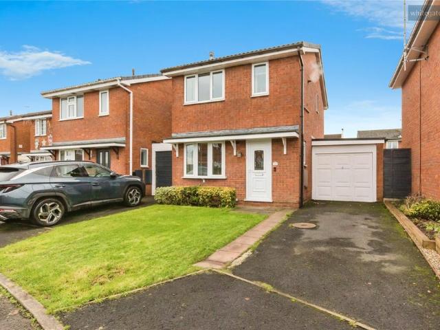 3 bedroom link detached house for sale