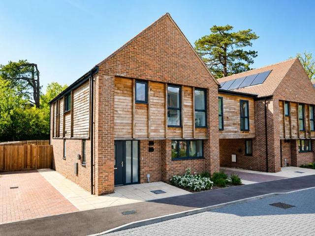 3 bedroom link detached house for sale