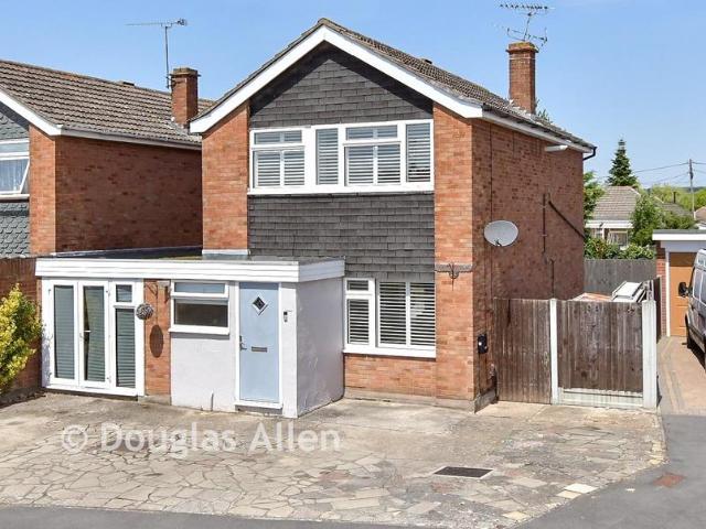 3 bedroom link detached house for sale