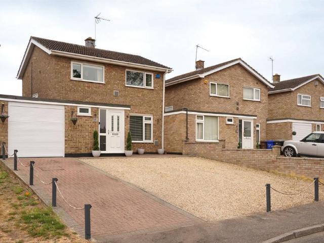 3 bedroom link detached house for sale