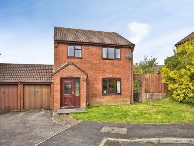 3 bedroom link detached house for sale