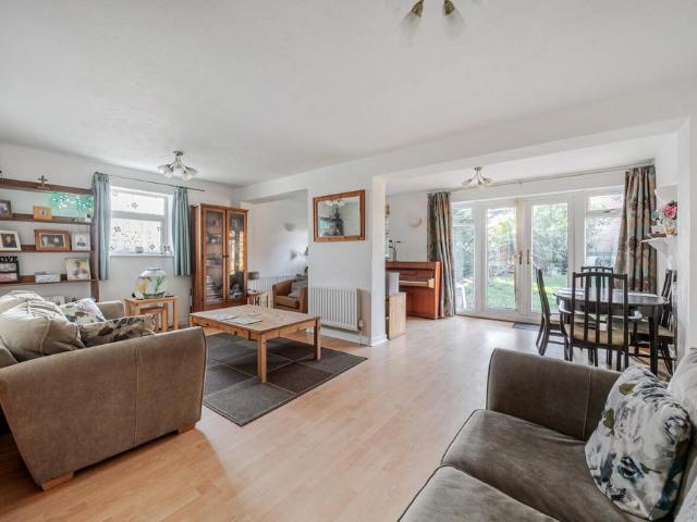 3 bedroom link detached house for sale