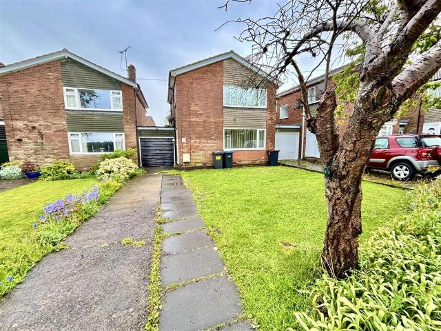 3 bedroom link detached house for sale