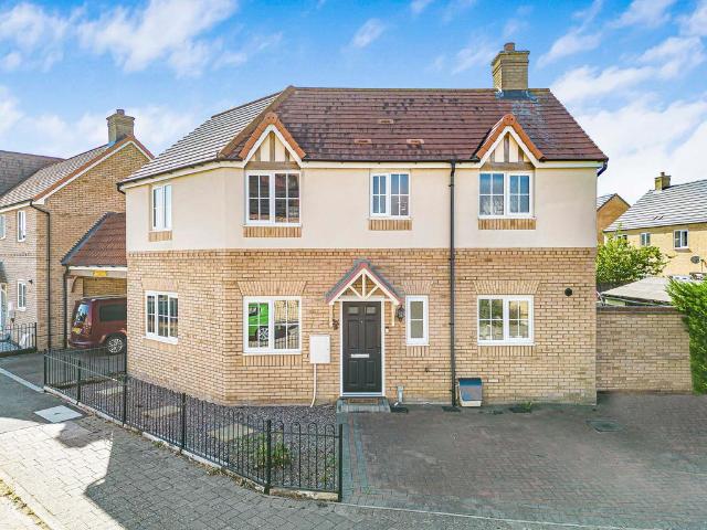 3 bedroom link detached house for sale